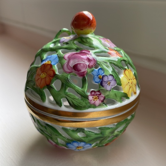 Herend | Accents | Herend Strawberry Finial Openwork Ball Interlocking Porcelain Vines | Poshmark